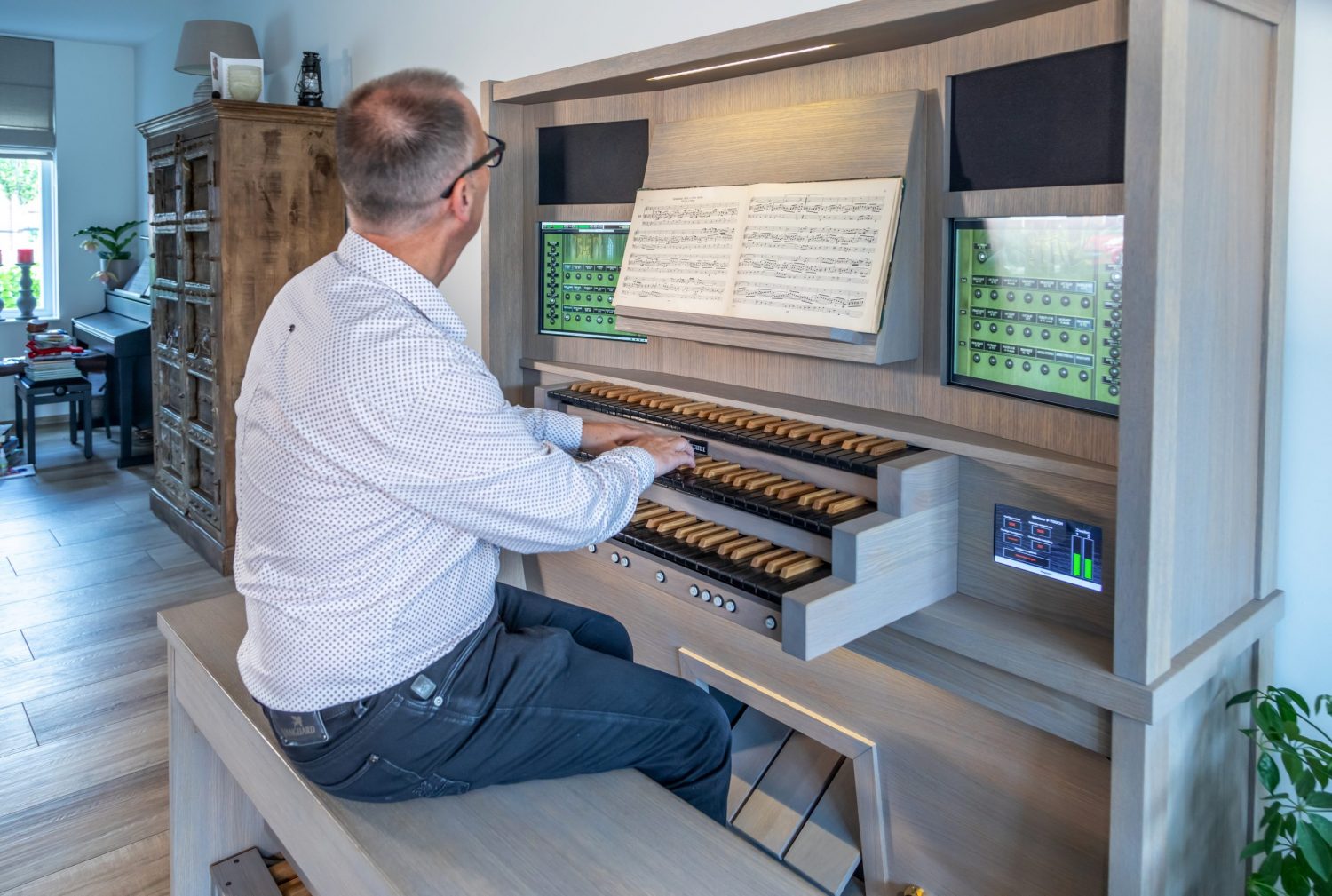 The hardware of a Hauptwerk organ: different types of software